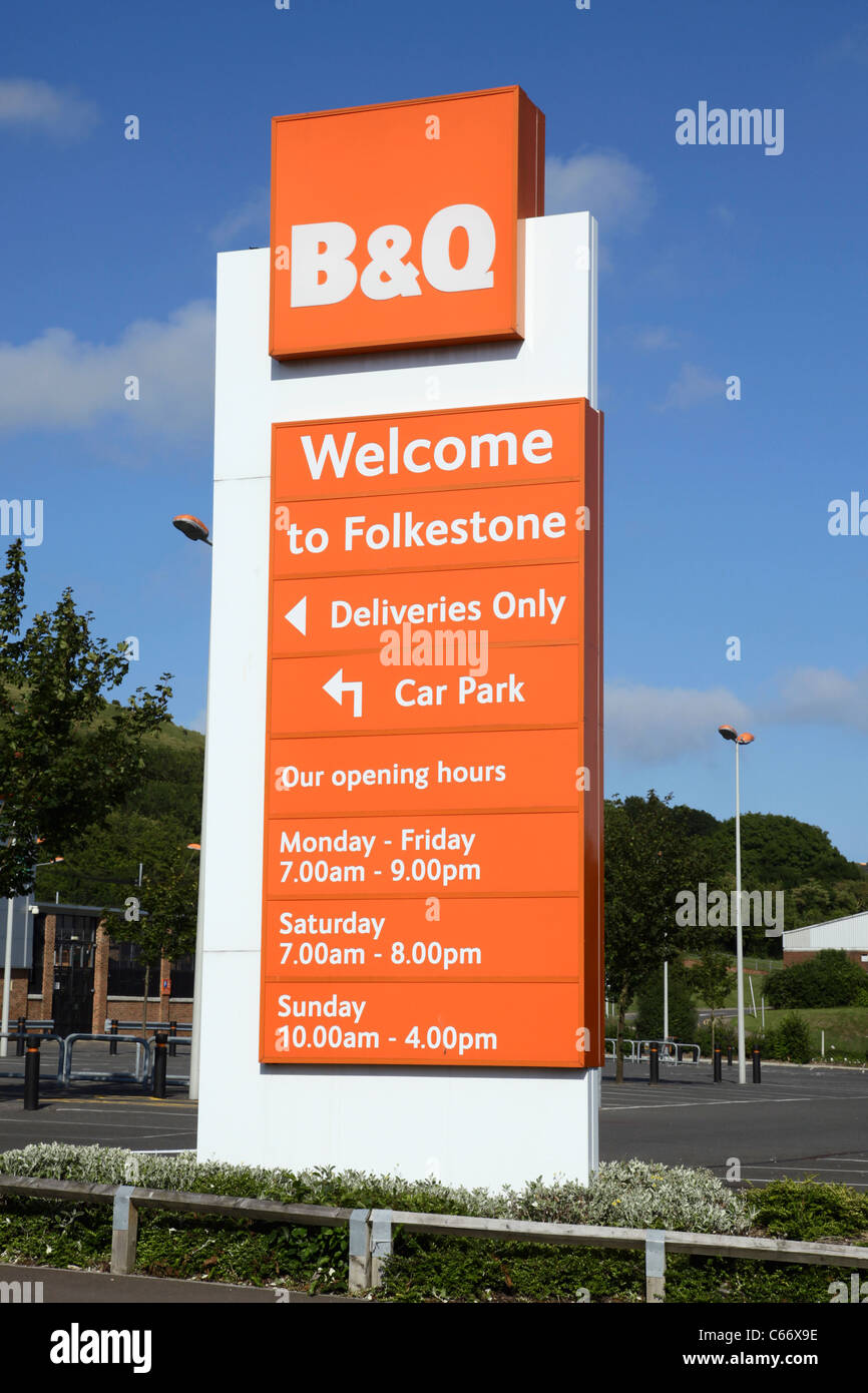 B&Q welcome sign Park Farm Industrial Estate Folkestone Kent Stock ...