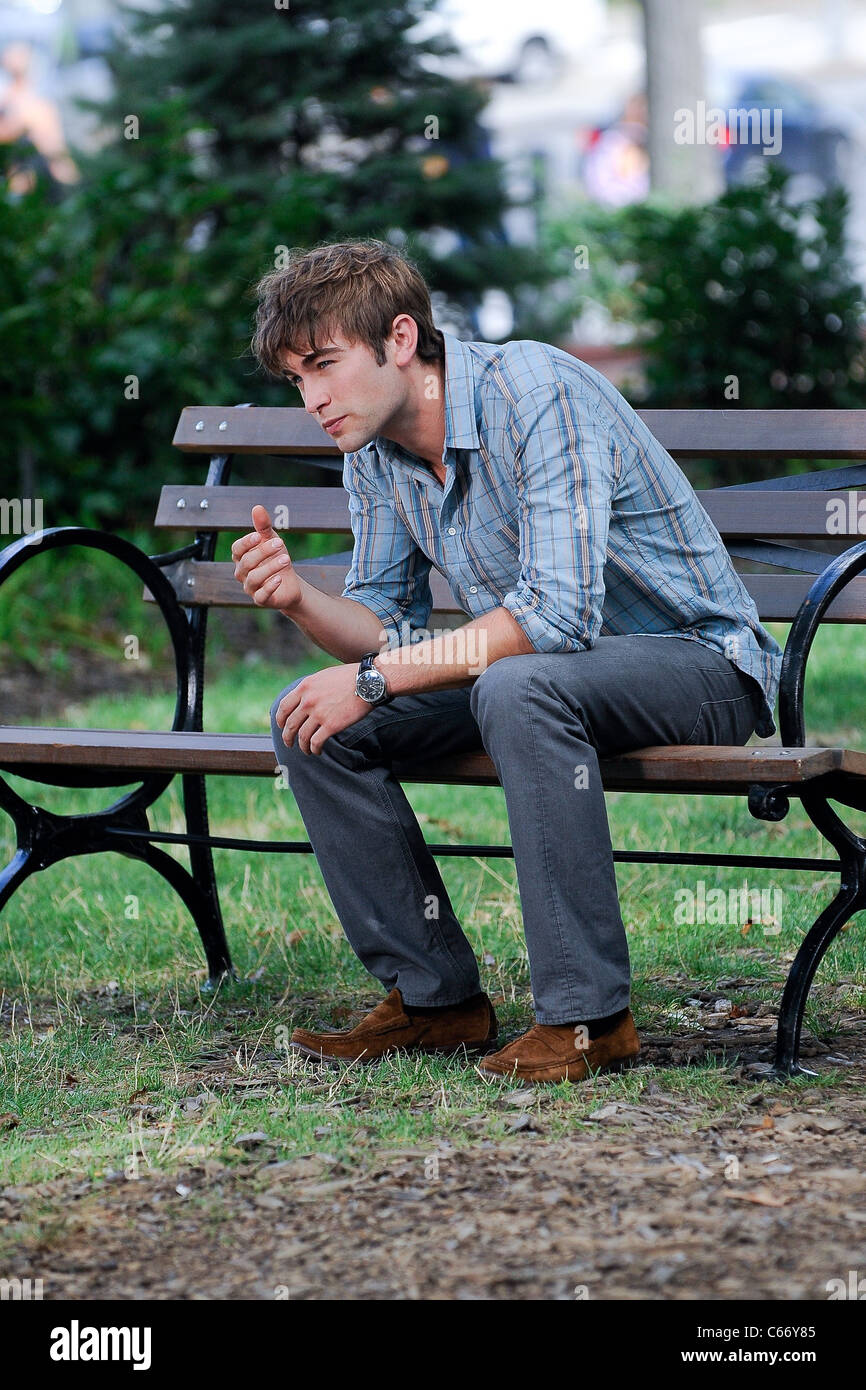 At the gossip girl film set in long island city hi-res stock ...