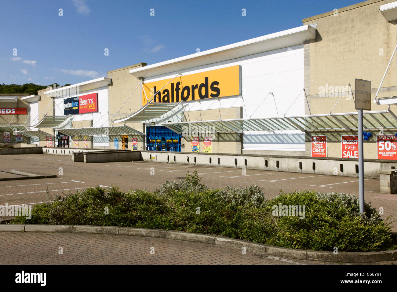 Halfords store hi-res stock photography and images - Alamy