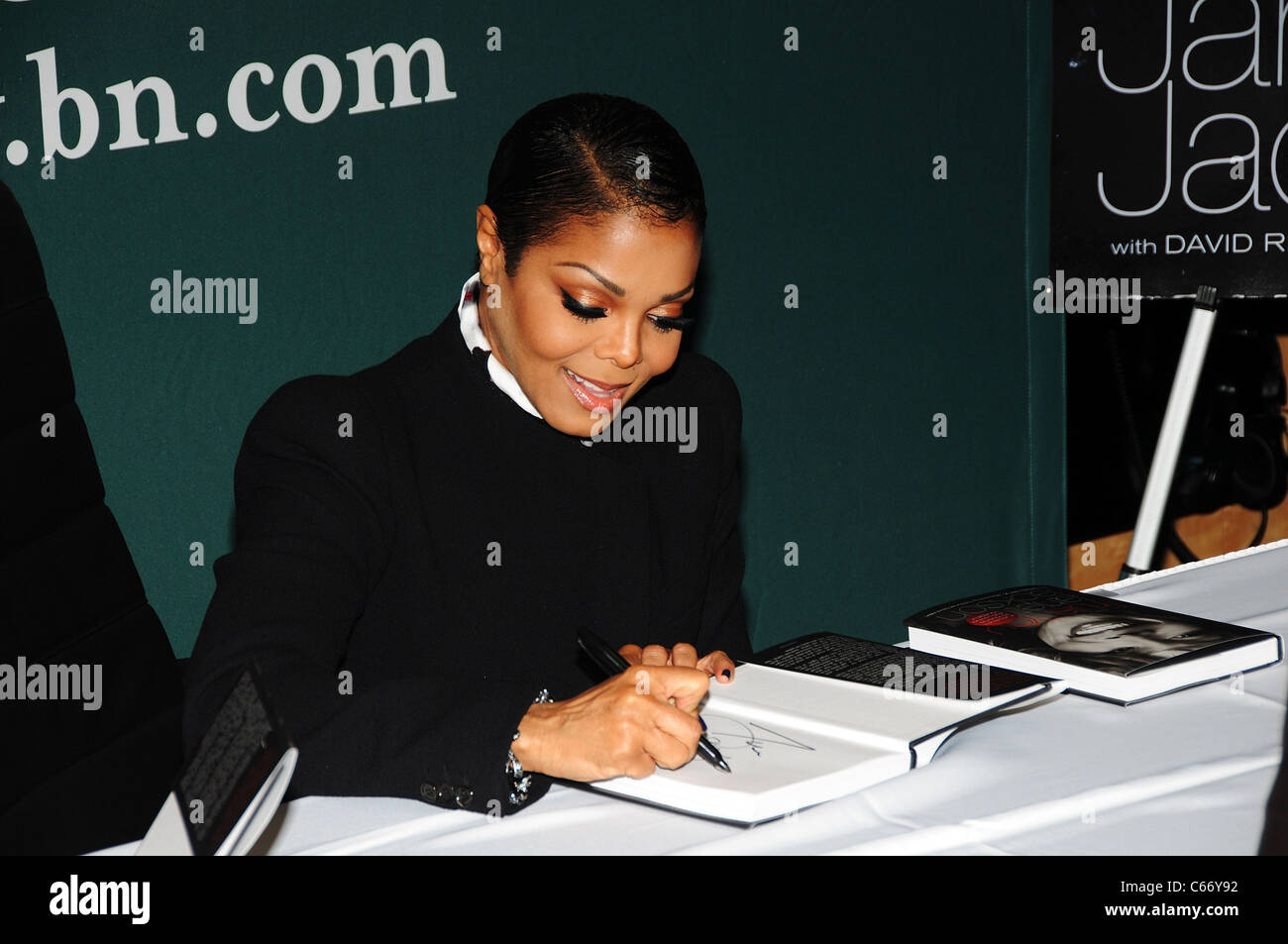 Janet Jackson at in-store appearance for Janet Jackson TRUE YOU: A ...