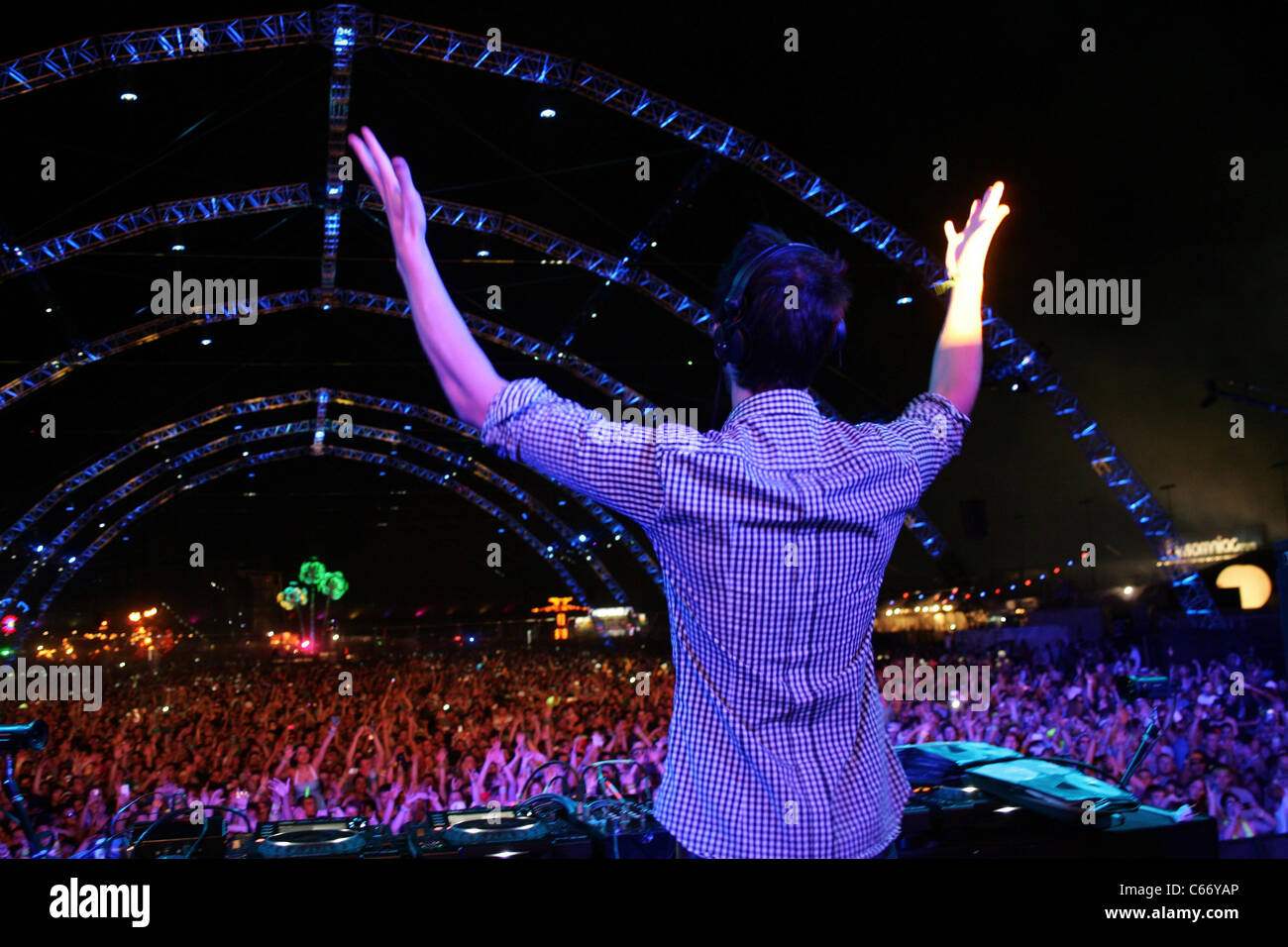 Calvin harris performing hi-res stock photography and images - Alamy