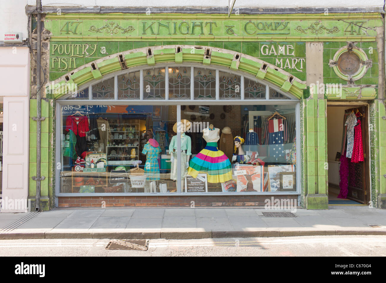 Old shop front hi-res stock photography and images - Alamy