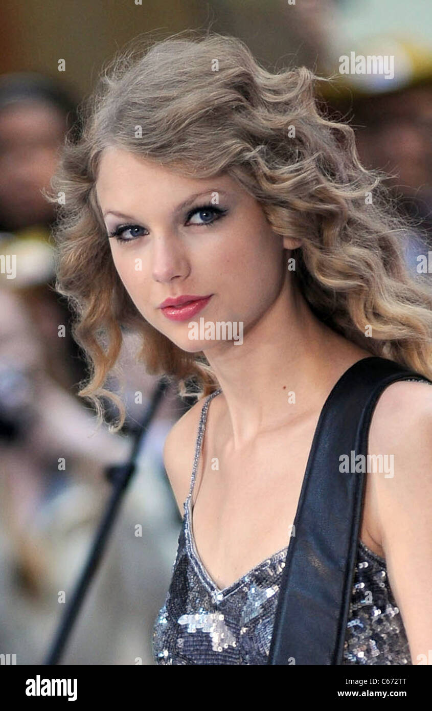 Taylor Swift on stage for NBC TODAY Show Concert Series with Taylor ...