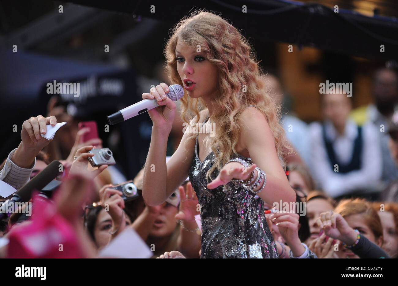 Taylor Swift on stage for NBC TODAY Show Concert Series with Taylor ...