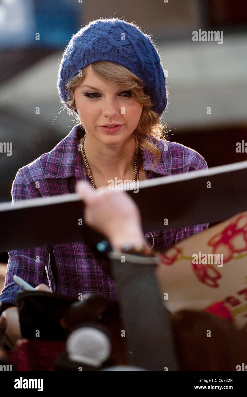 Taylor Swift on stage for NBC TODAY Show Concert Series with Taylor ...