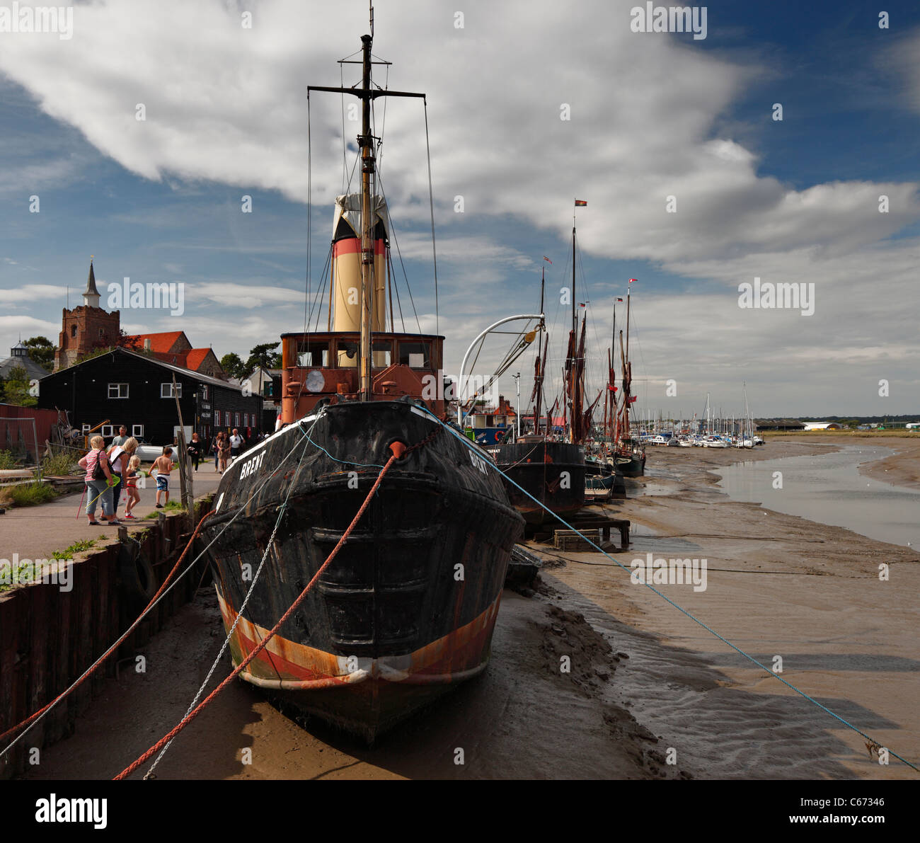 Harbor scene quayside hi-res stock photography and images - Alamy