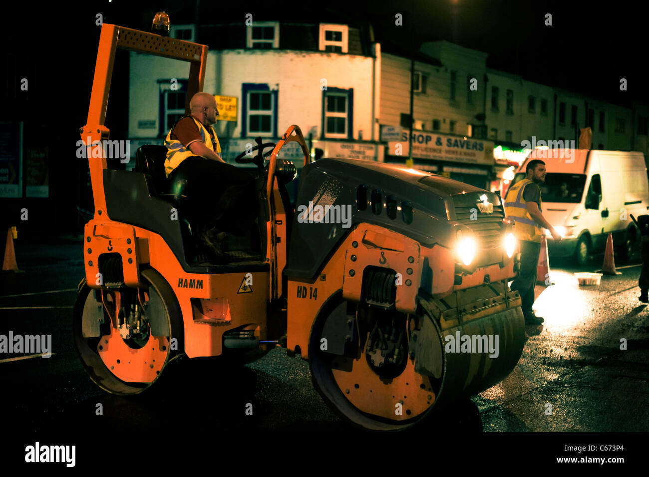 Road night construction workers hi-res stock photography and images - Alamy