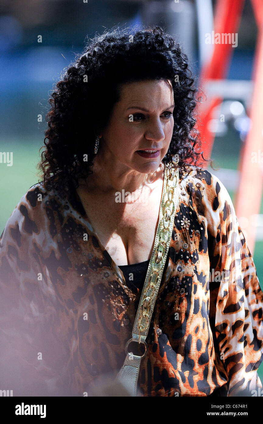 Susie Essman, reheases a scene at the 'Curb Your Enthusiasm' movie set ...