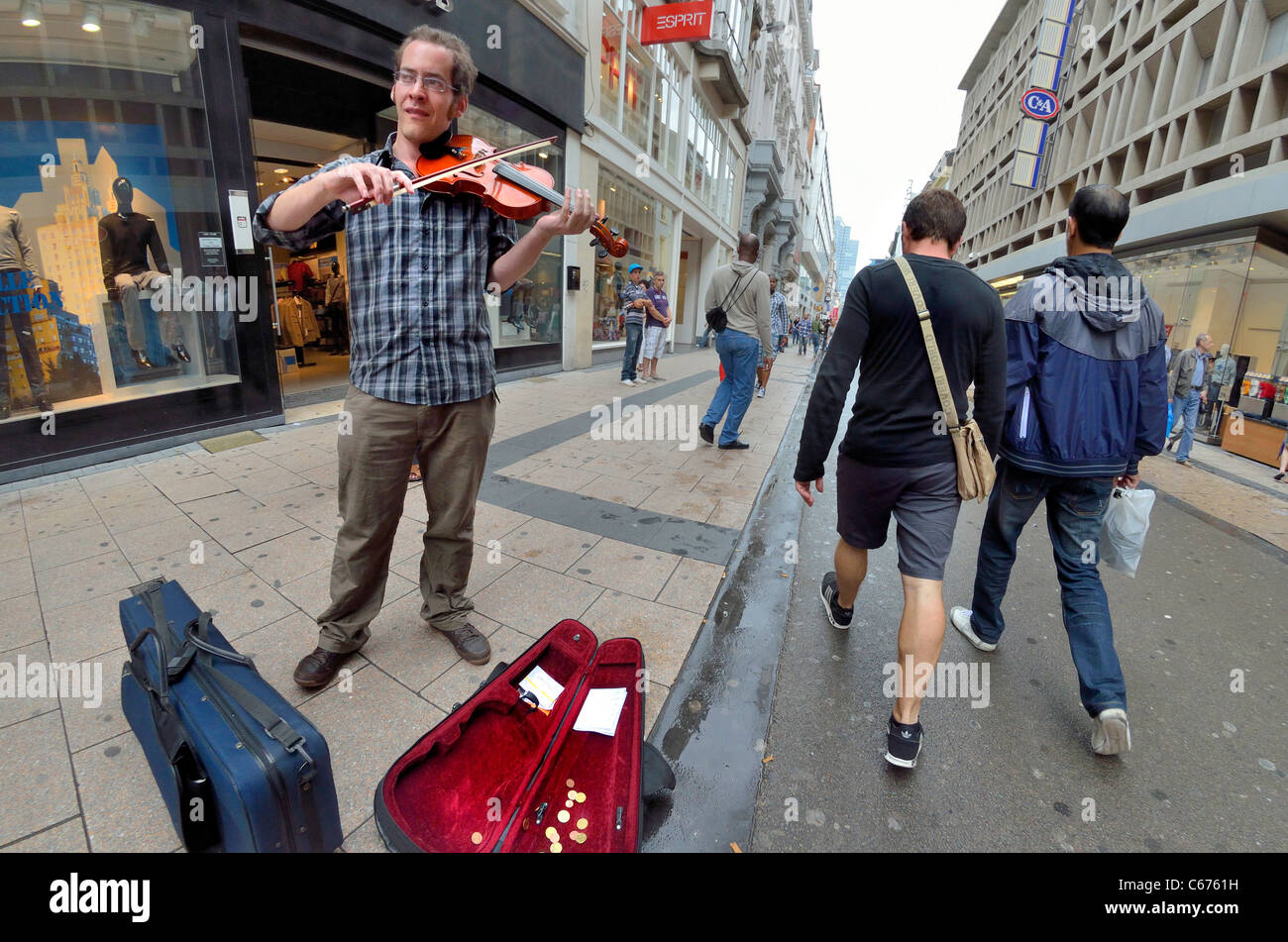 Street violinist hi-res stock photography and images - Alamy