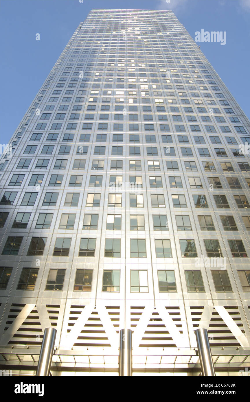 One Canada Square skyscraper at Canary Wharf in London, England Stock ...