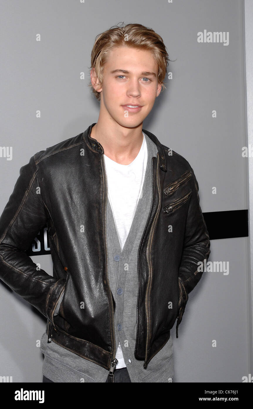 Austin Butler at arrivals for SOURCE CODE Premiere, Arclight Cinerama ...