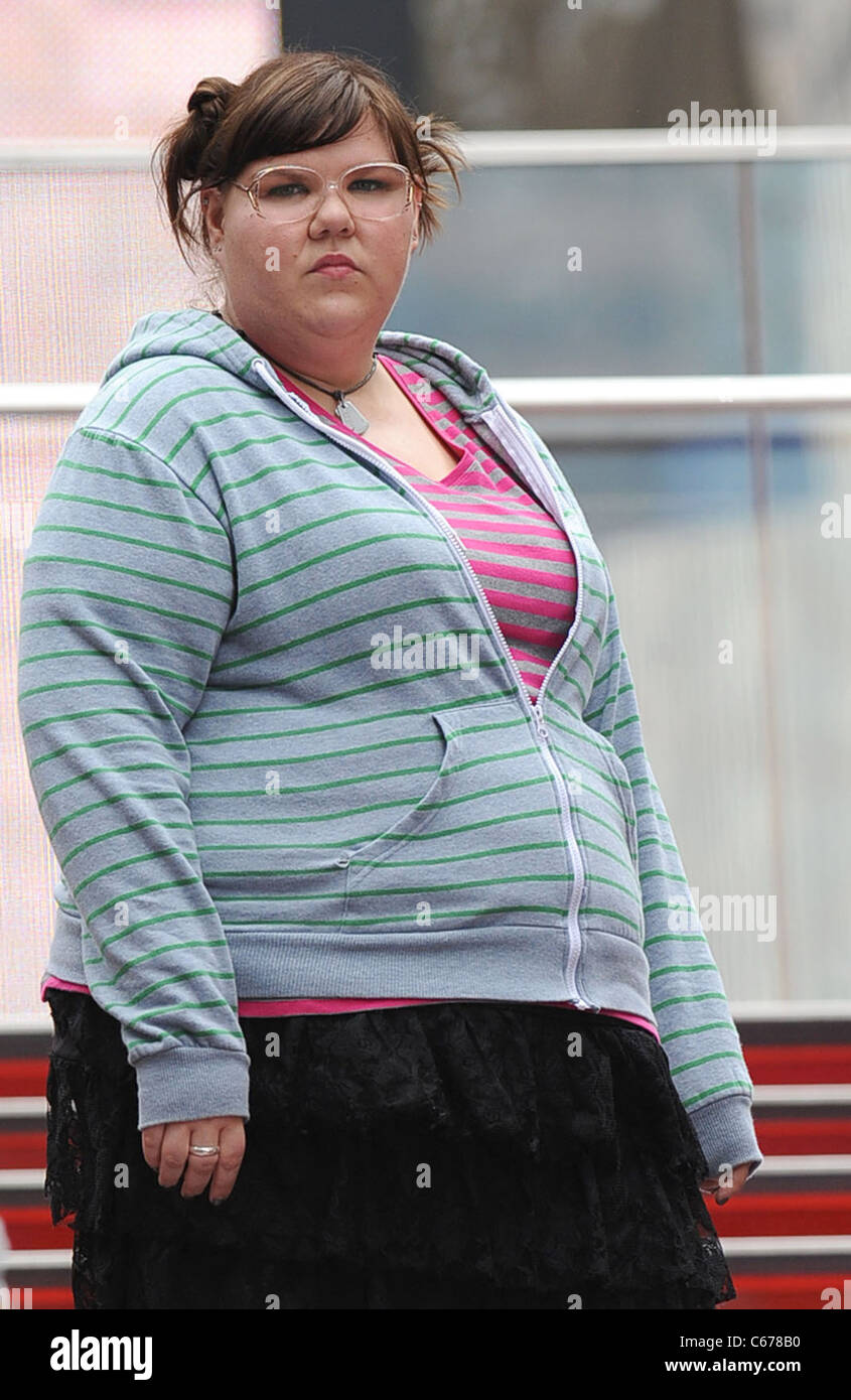 Ashley Fink on location for GLEE Season 2 Filming On Location in Times ...