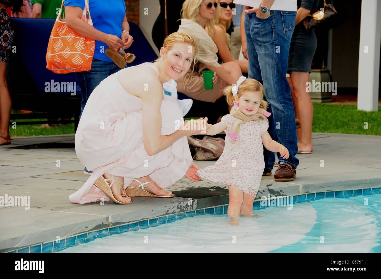 Kelly rutherford with daughter helena hi-res stock photography and ...