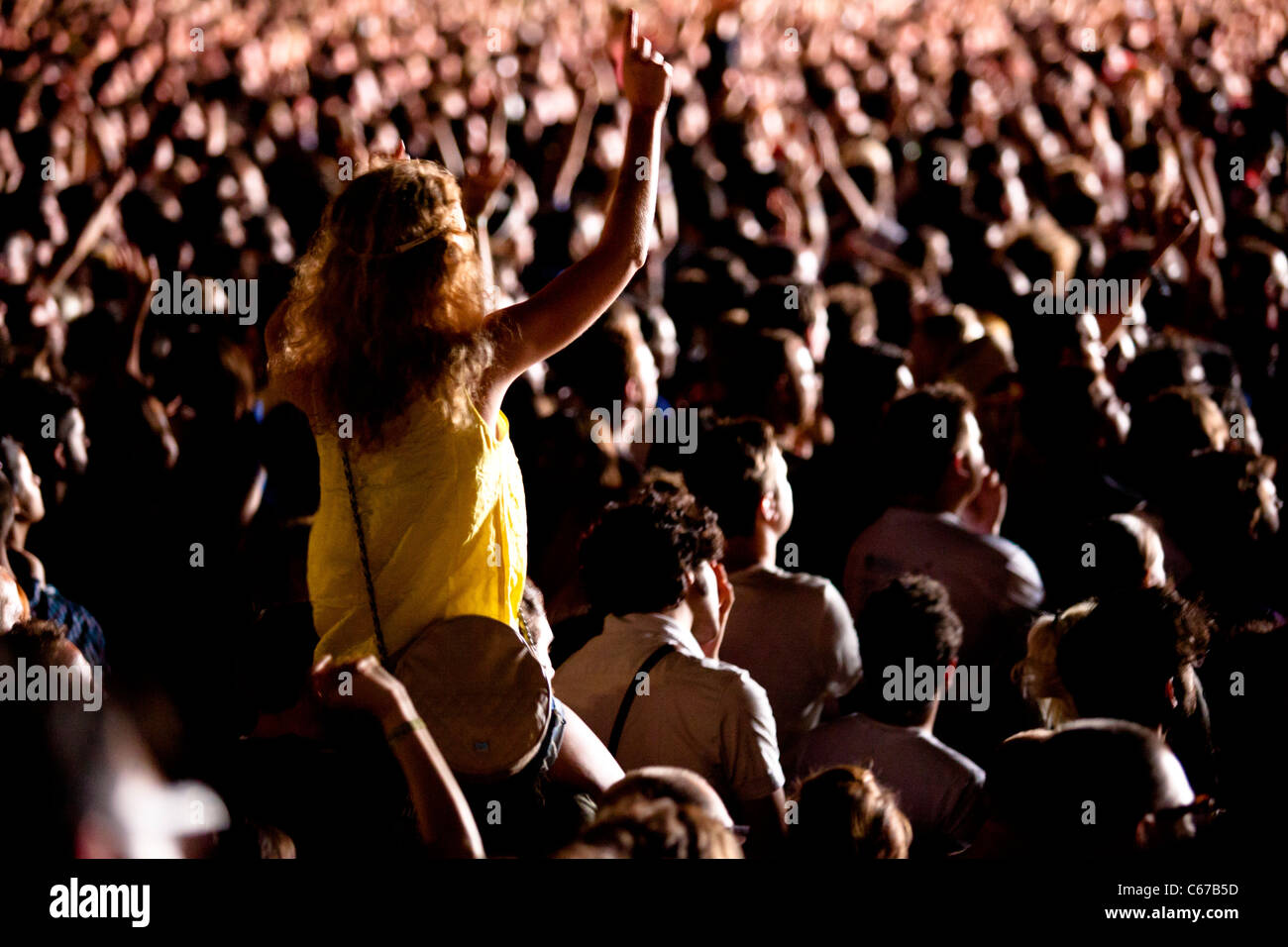 Cheering crowd during rock concert hi-res stock photography and images ...
