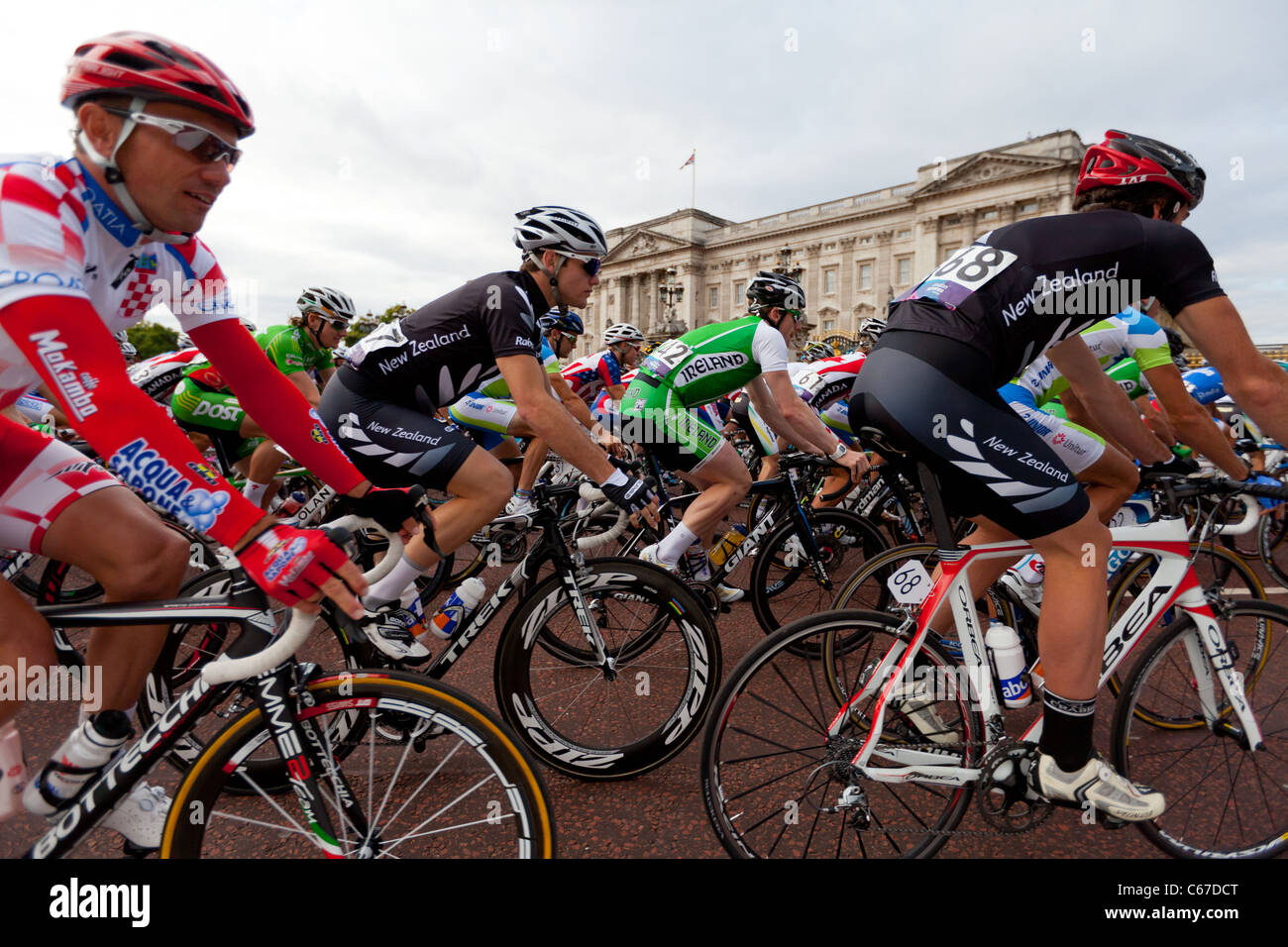 Cycling buckingham palace hi-res stock photography and images - Alamy