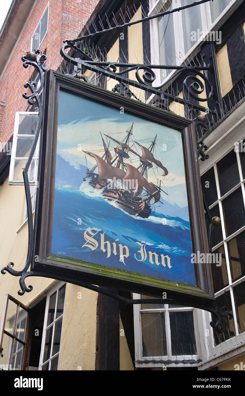 Pub inn sign hi-res stock photography and images - Alamy