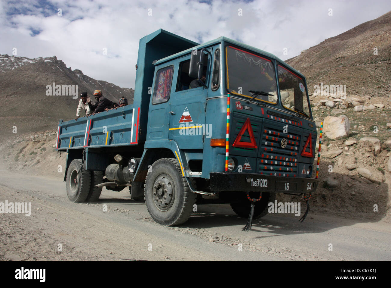 Indian road construction workers hi-res stock photography and images ...