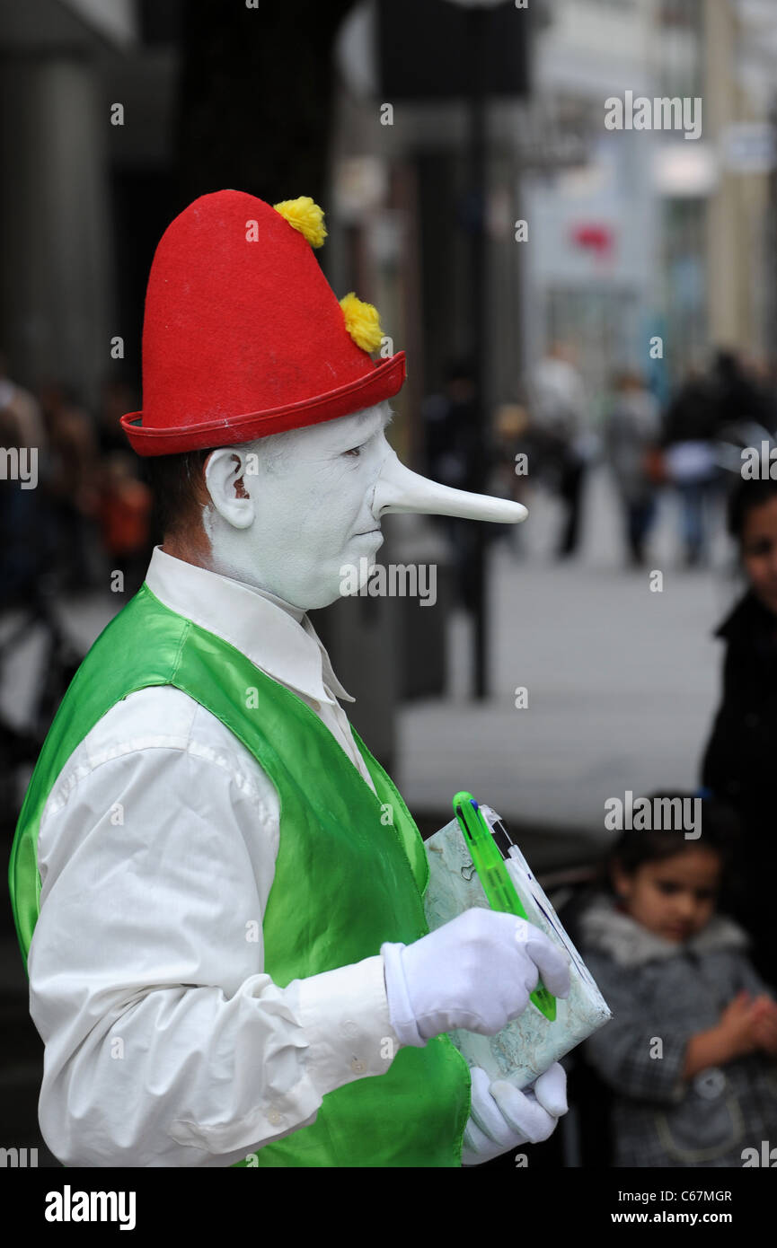 Mime artist entertaining crowds in Munich Bavaria Germany Munchen ...