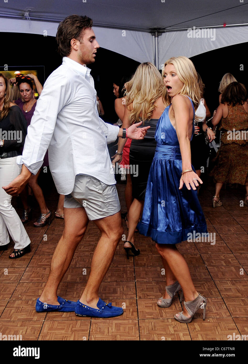 Kelly ripa dance hi-res stock photography and images - Alamy