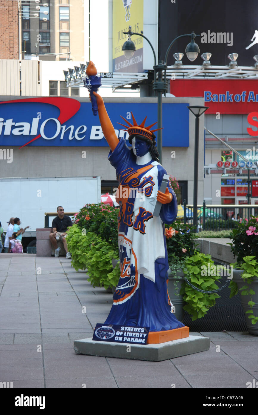 Madison square gardens statue hi-res stock photography and images - Alamy