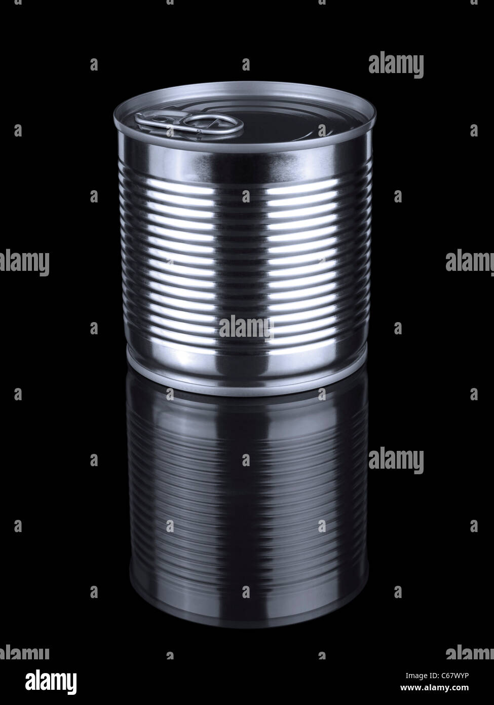 A single tin can and its reflection isolated on black Stock Photo - Alamy