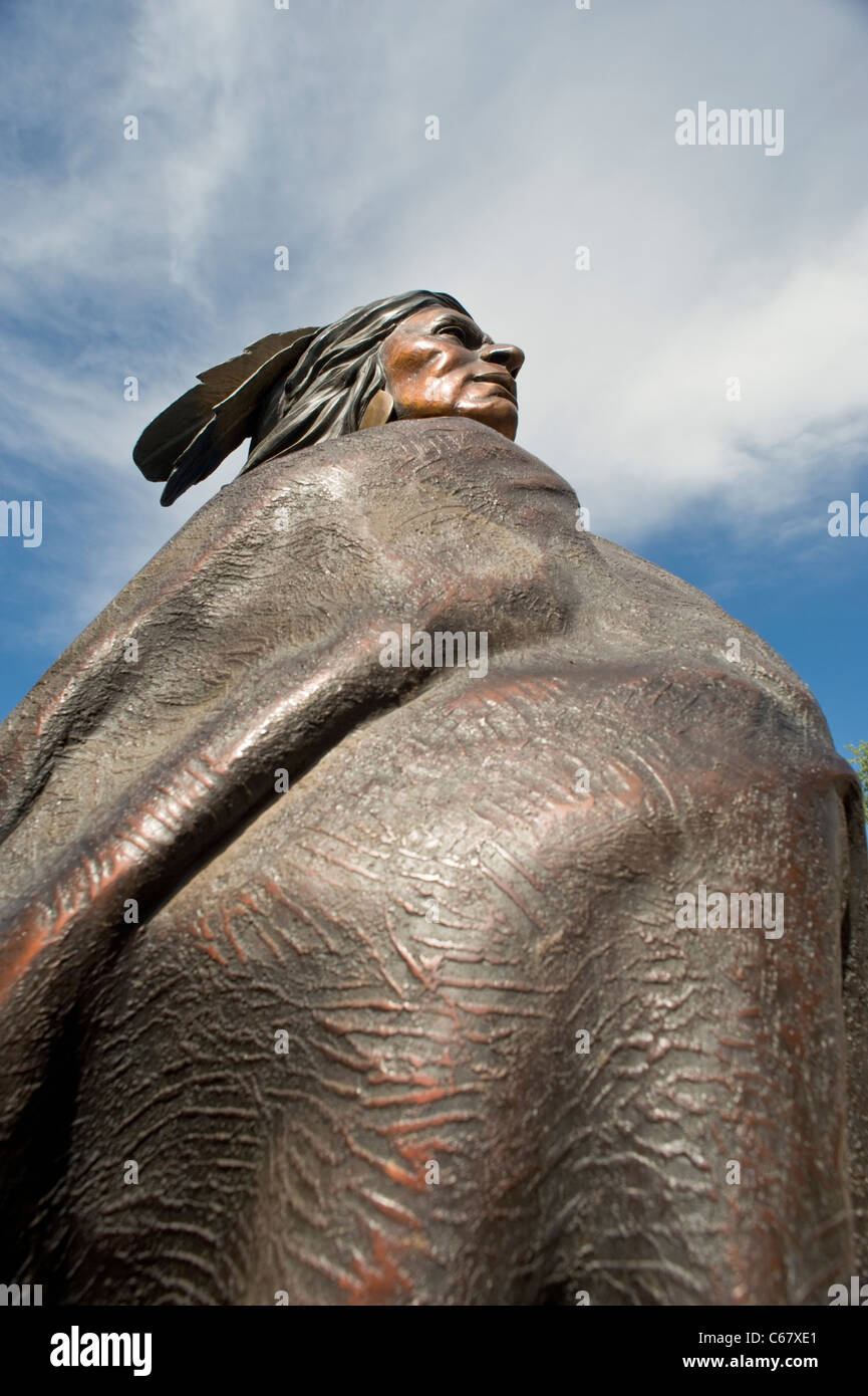 Bronze sculpture native american indian hi-res stock photography and ...