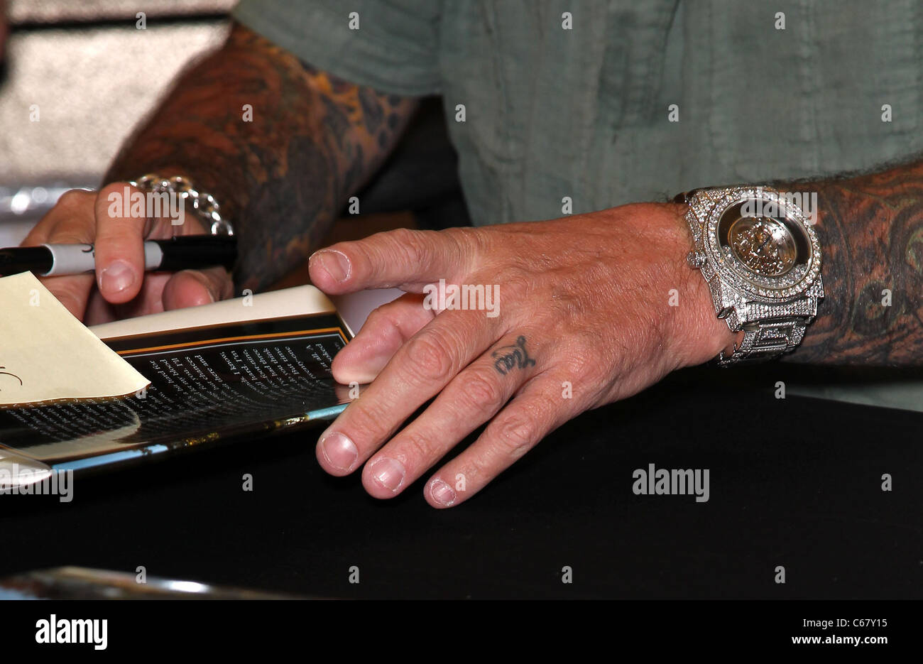 Vince Neil at in-store appearance for Vince Neil TATTOOS & TEQUILA Book ...