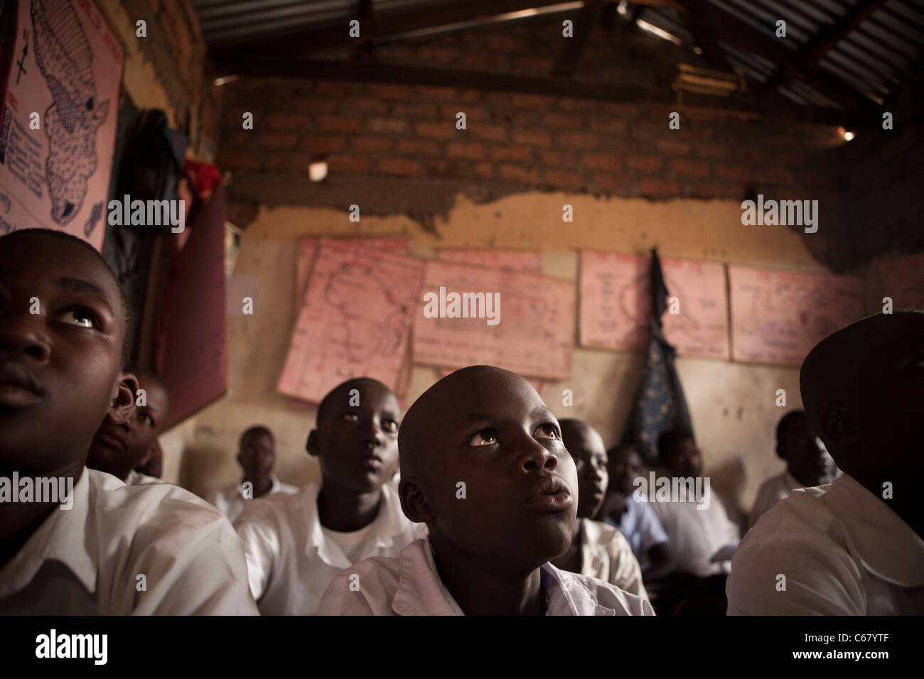 Crowded classroom africa hi-res stock photography and images - Alamy