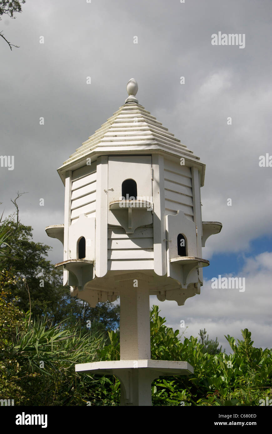 White bird hide Stock Photo - Alamy