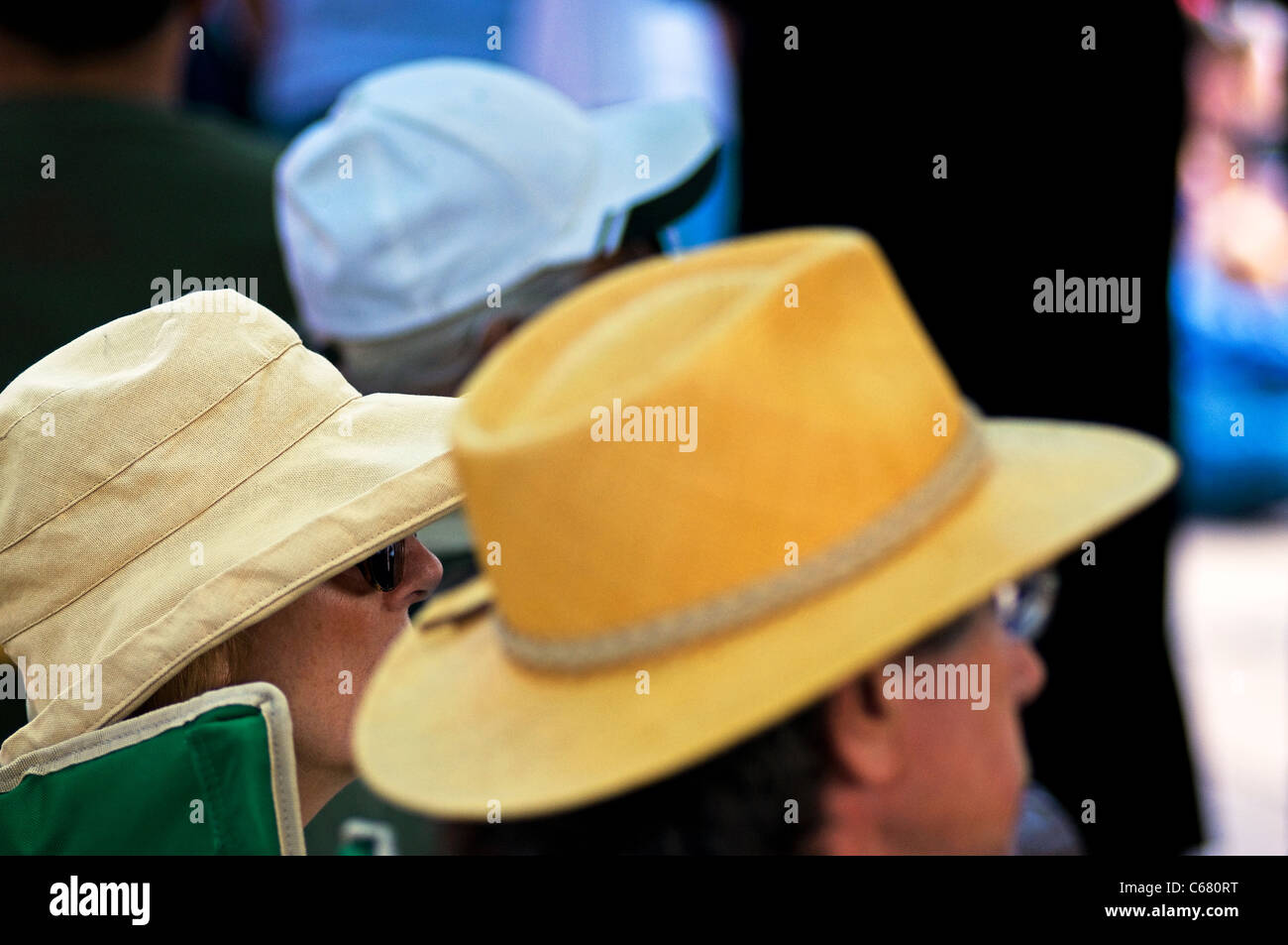 Man wearing straw cowboy hat hi-res stock photography and images - Alamy