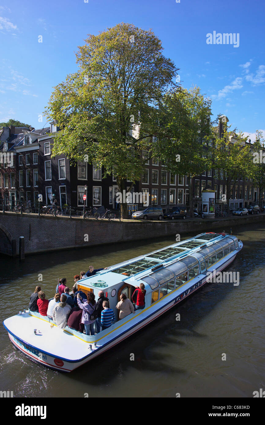 Tourist boat in Amsterdam canal Stock Photo - Alamy