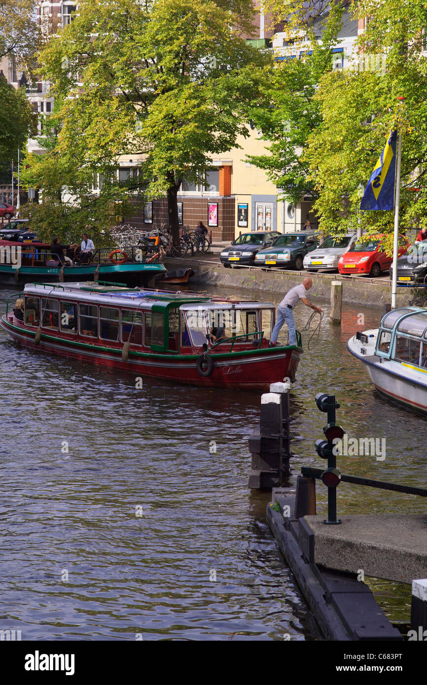 Tourist boat mooring in Singelgracht Amsterdam Stock Photo - Alamy