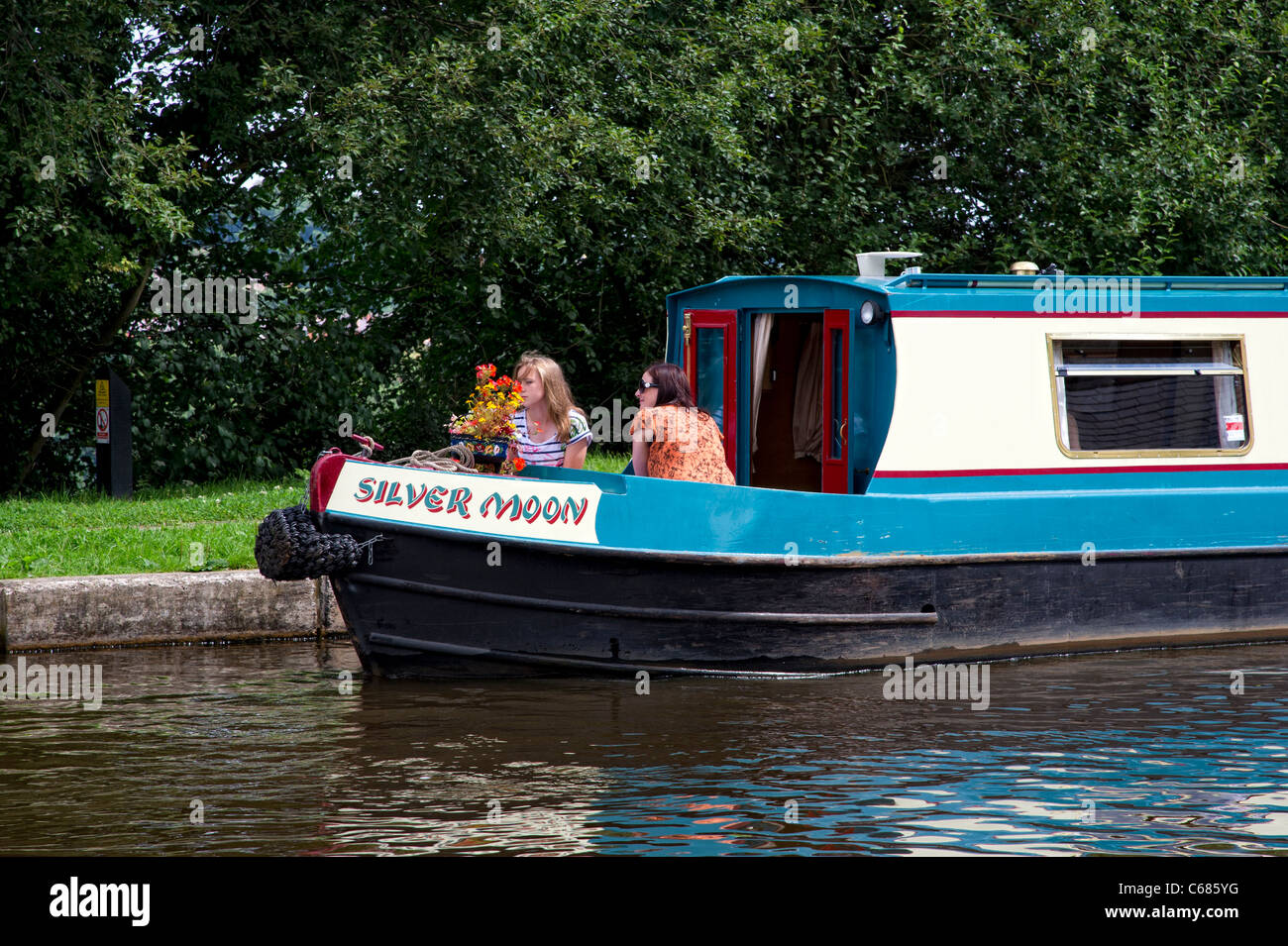 Uk narrowboat couple hi-res stock photography and images - Alamy