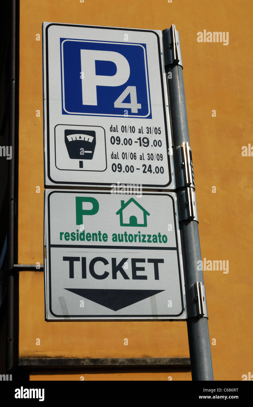 Parking sign, Como, Italy Stock Photo - Alamy