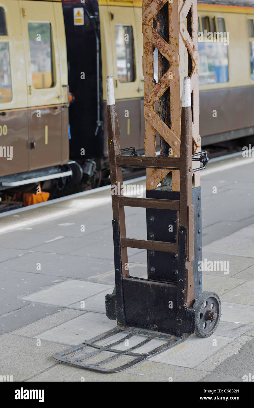 Luggage on station platform hi-res stock photography and images - Alamy