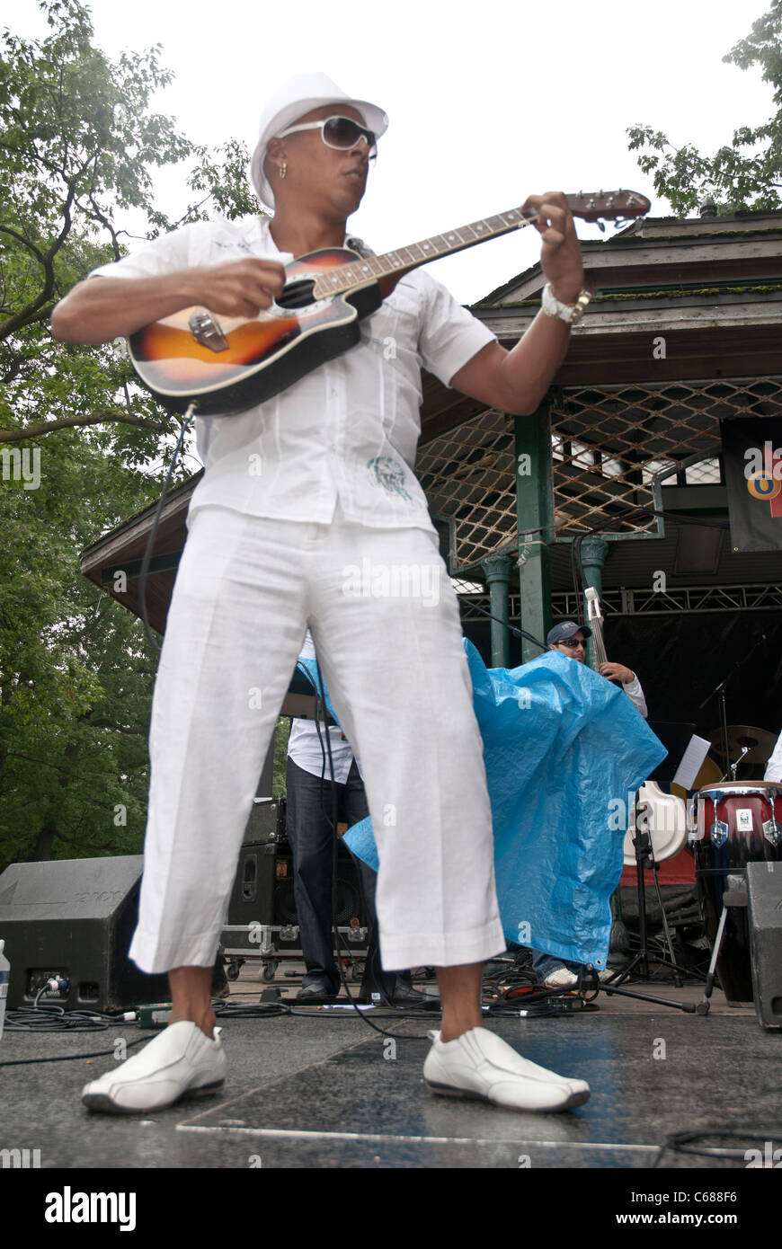 Roberto linares brown orchestra beaches hi-res stock photography and ...