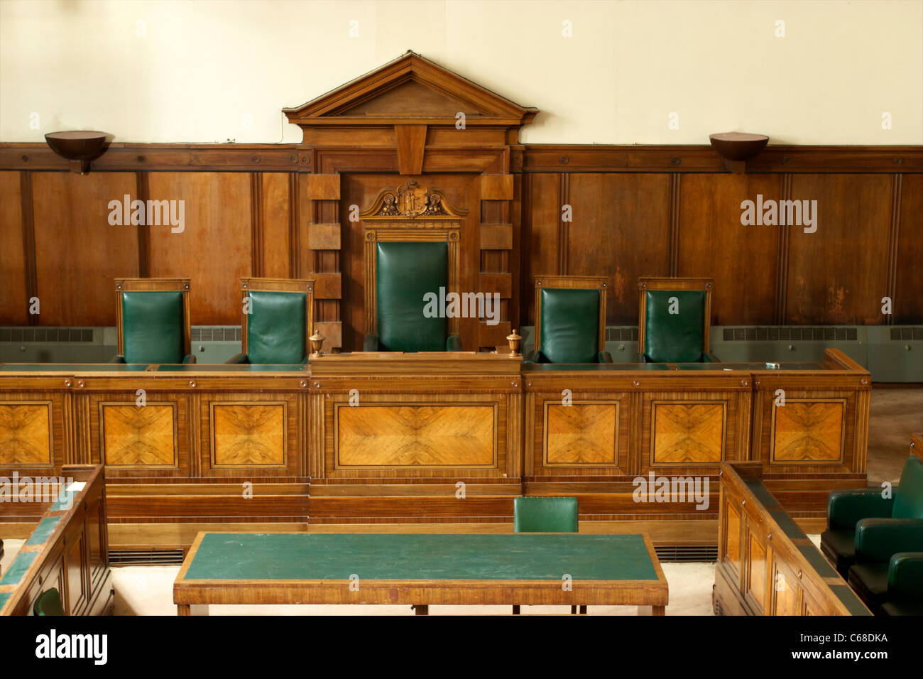 Inside law court room uk hi-res stock photography and images - Alamy