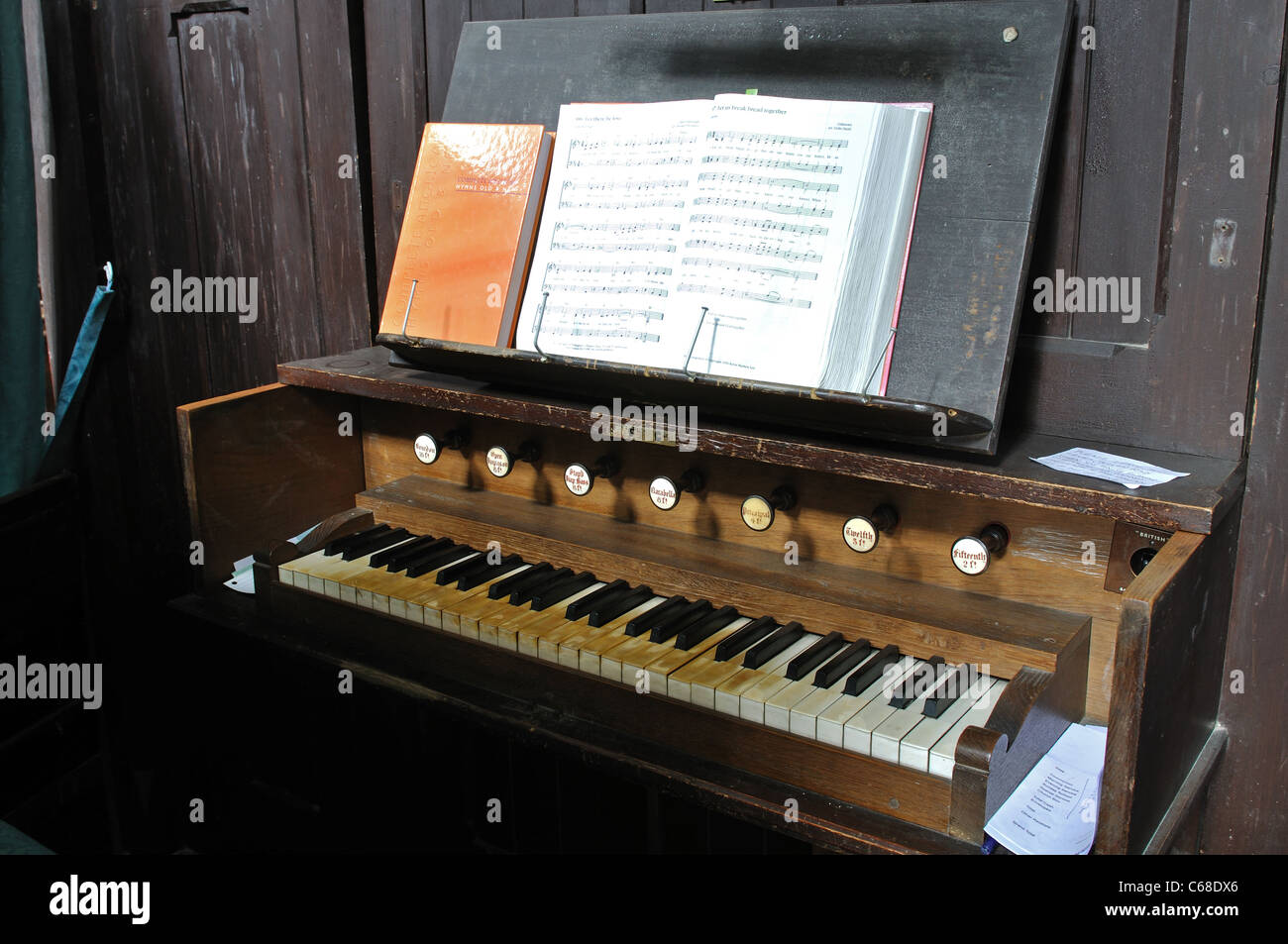 Church organ keyboard hi-res stock photography and images - Alamy