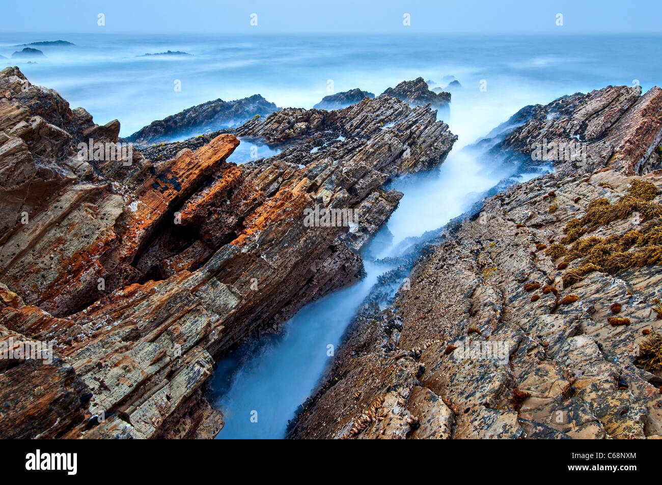 The jagged rocks and cliffs of Montana de Oro State Park in California ...