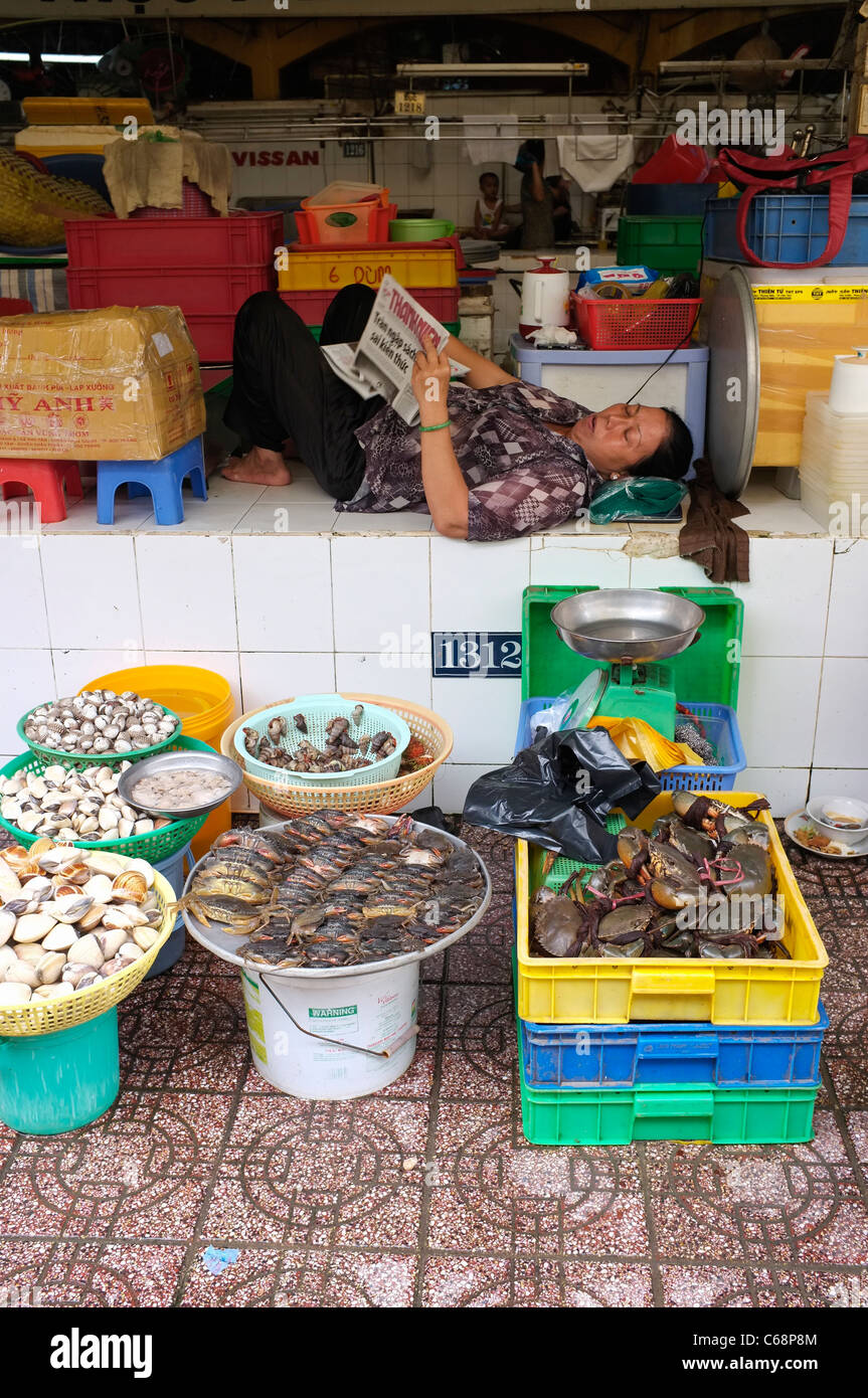 Fresh Shellfish on a Seafood Stall in Ben Thanh Market, Ho Chi Minh ...