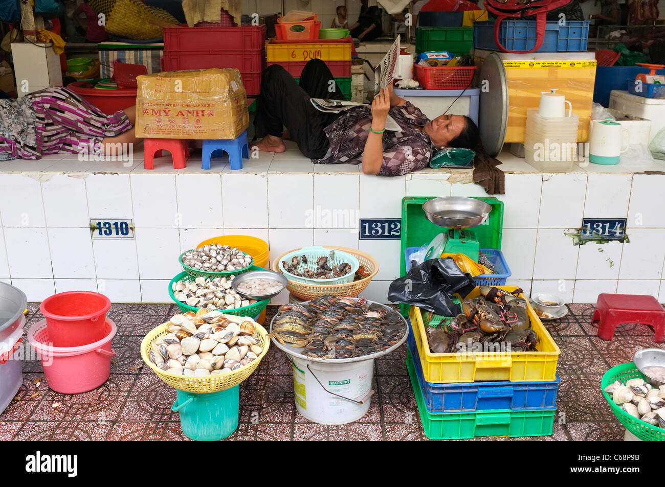 Market stall 1 fish fishmonger hi-res stock photography and images - Alamy