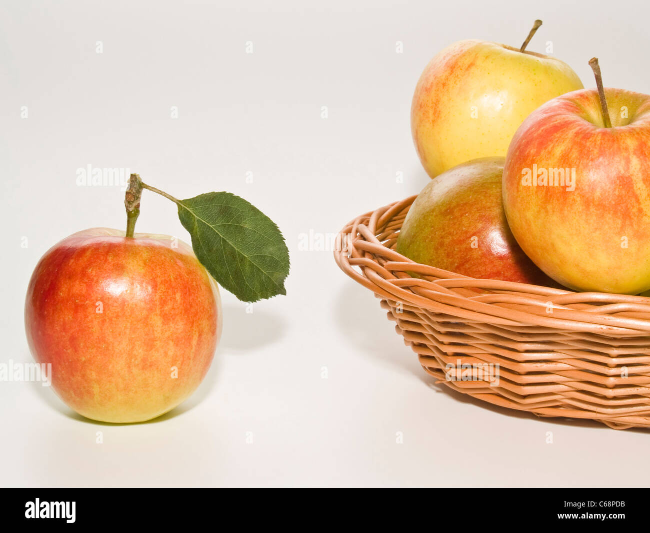 Baum mit apfel hi-res stock photography and images - Alamy
