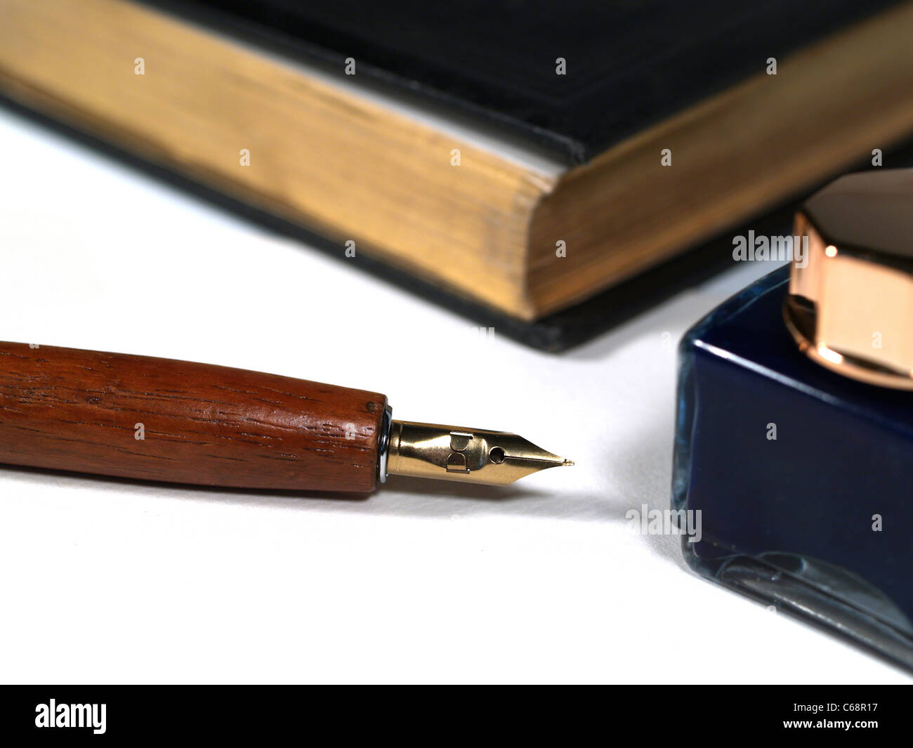 Ink pot and pen hi-res stock photography and images - Alamy