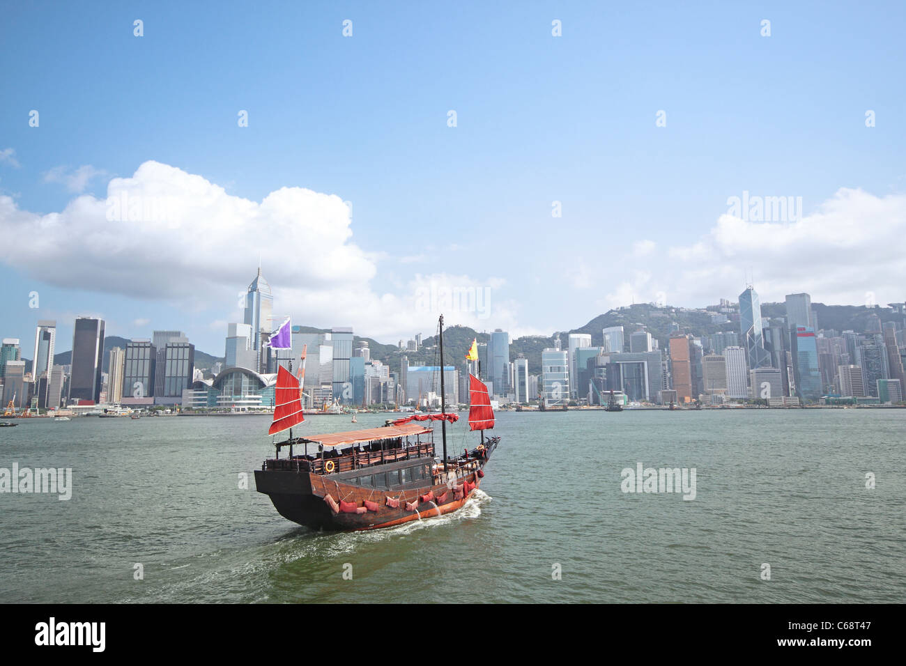 Traditional chinese red sail junk boat hi-res stock photography and images - Alamy