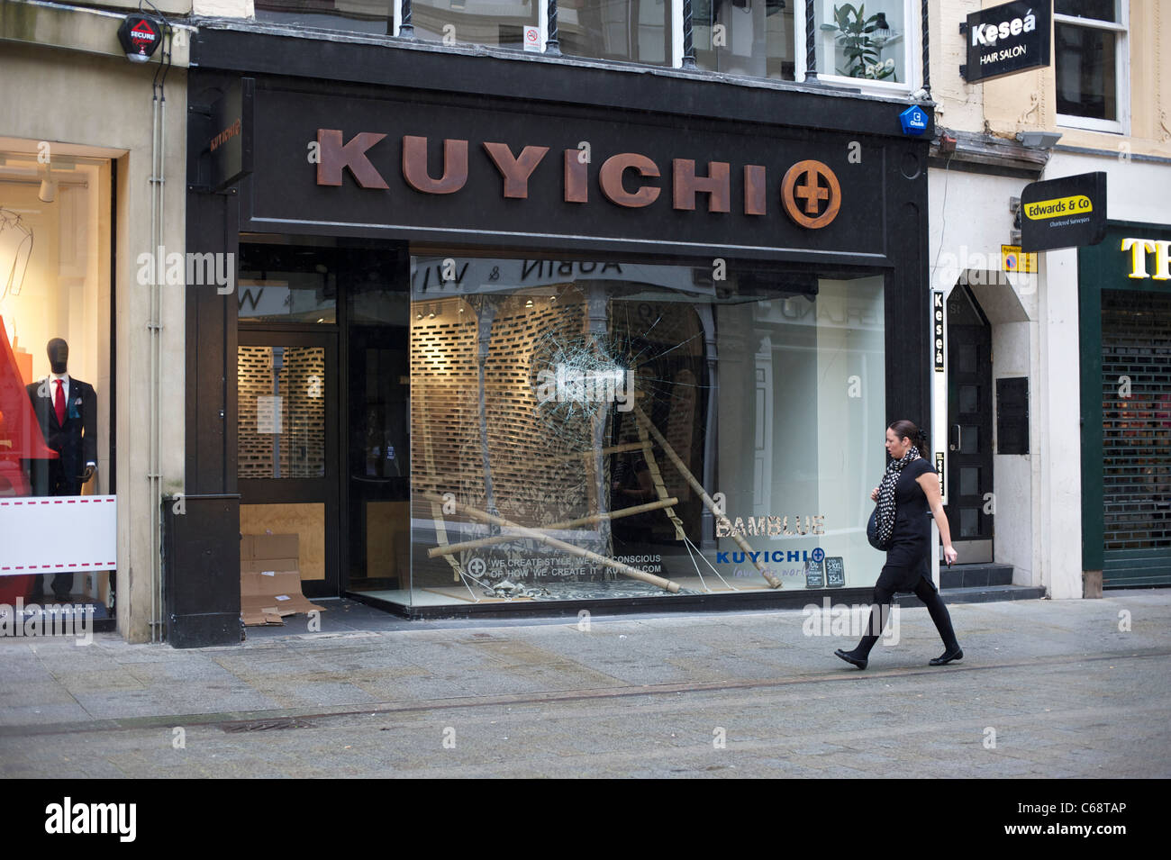 Smashed store window hi-res stock photography and images - Alamy