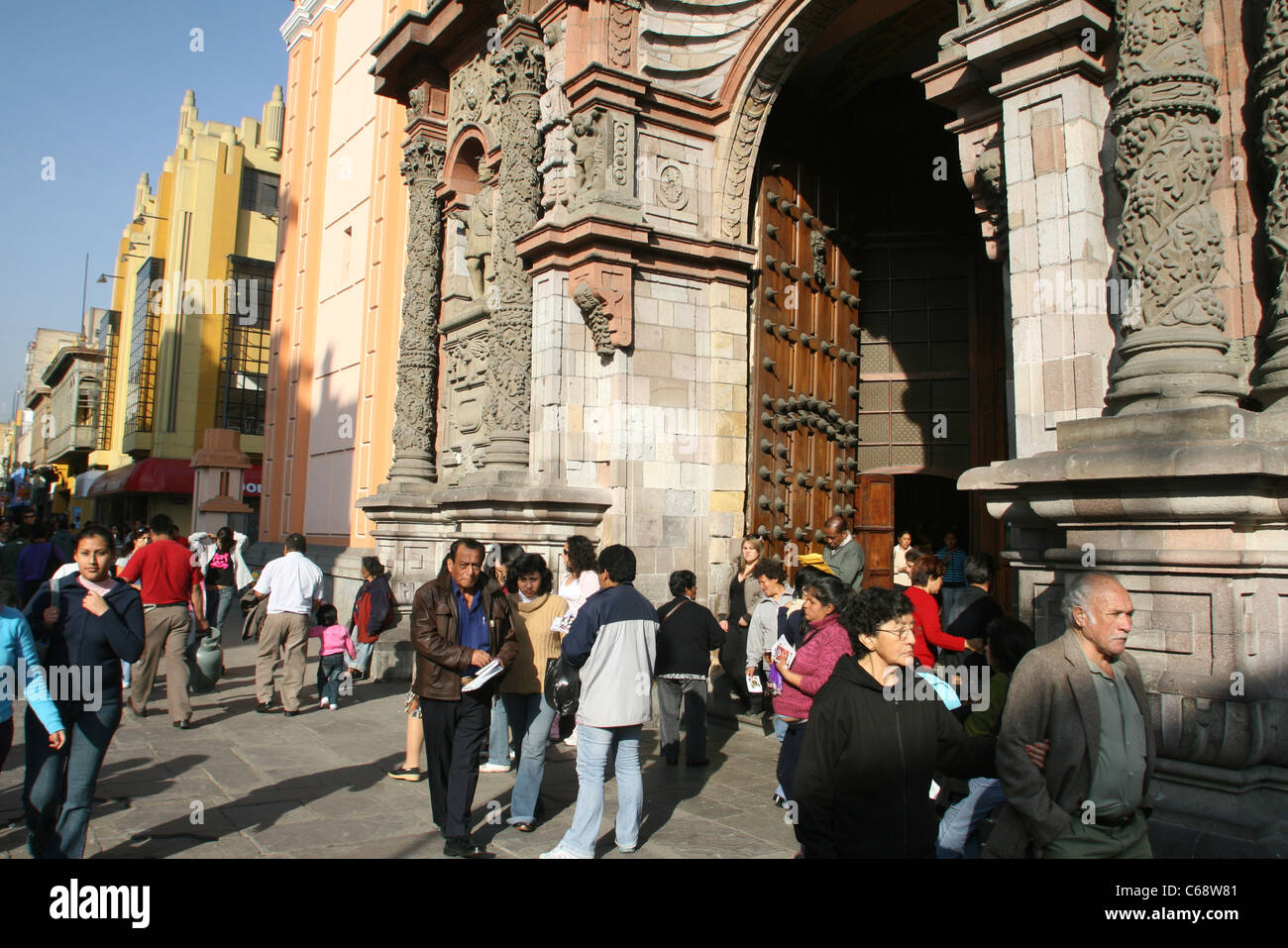 Crowd outside the church hi-res stock photography and images - Alamy