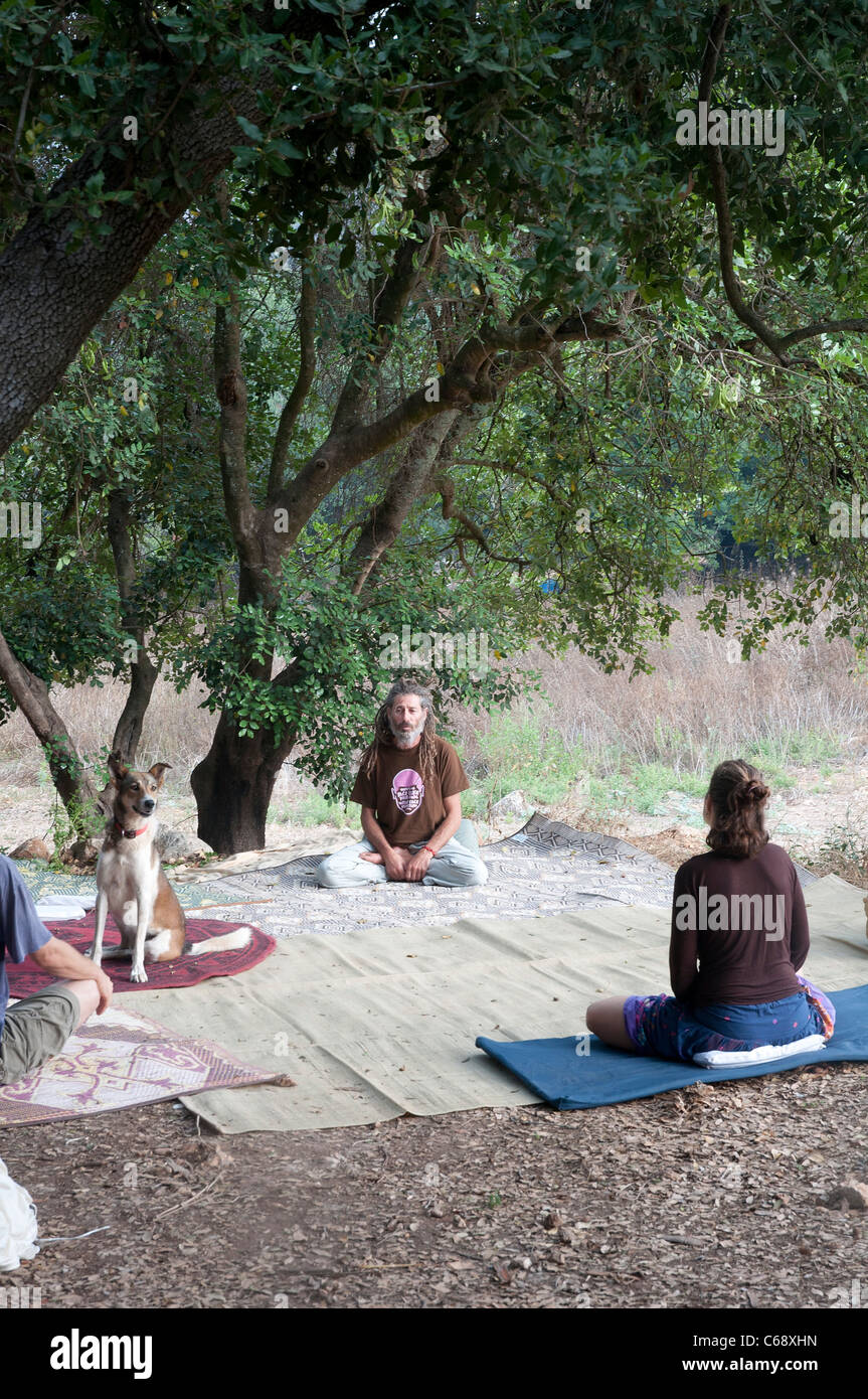 Group meditating outdoor hi-res stock photography and images - Alamy
