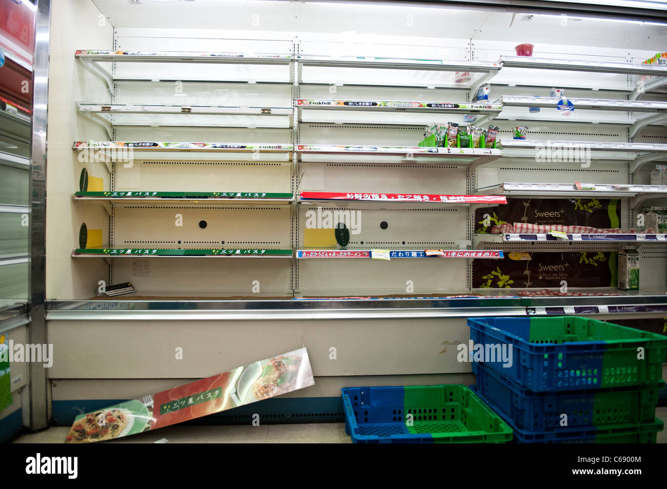 Japanese convenience store empty hi-res stock photography and images ...