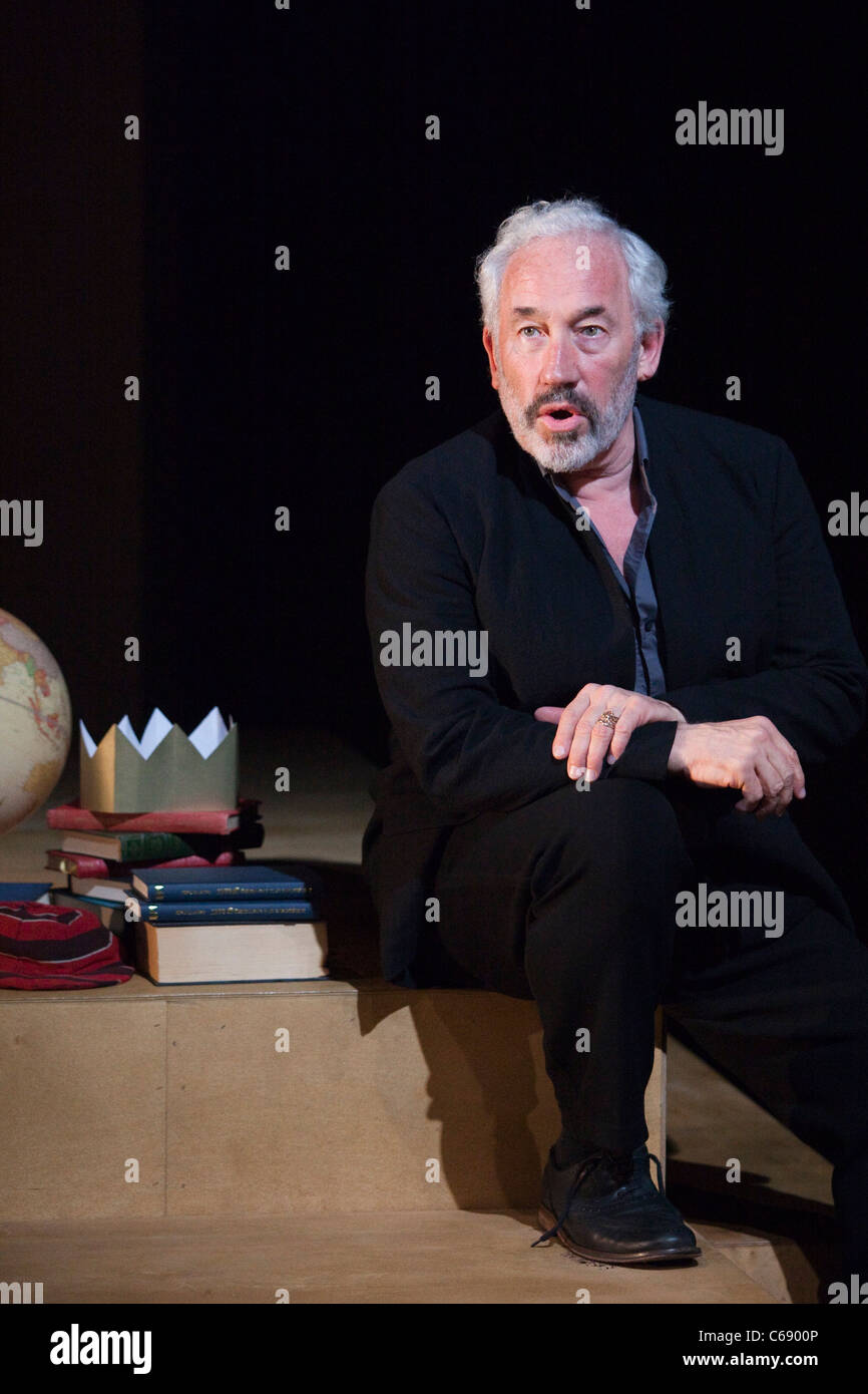 Actor Simon Callow performing in the one-man play "Being Shakespeare ...