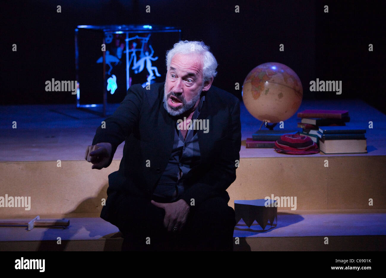 Actor Simon Callow performing in the one-man play "Being Shakespeare ...
